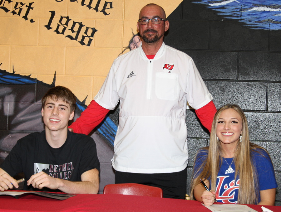 Two Pirates To Play In College - KOGT